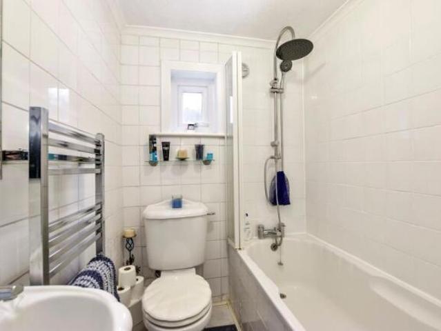 2 bedroom maisonette for sale in Leavesden Road, Watford, WD24