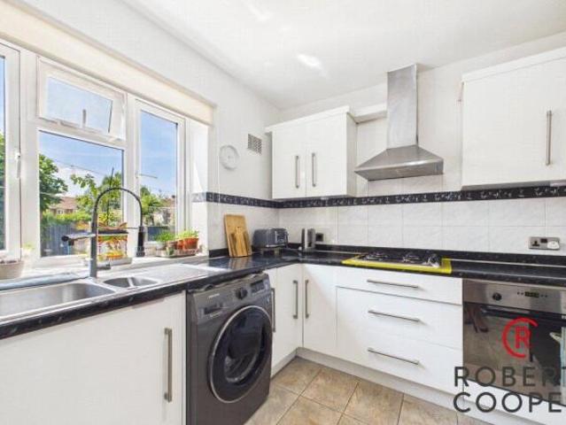 2 bedroom maisonette for sale in Lewes Close, Northolt, UB5