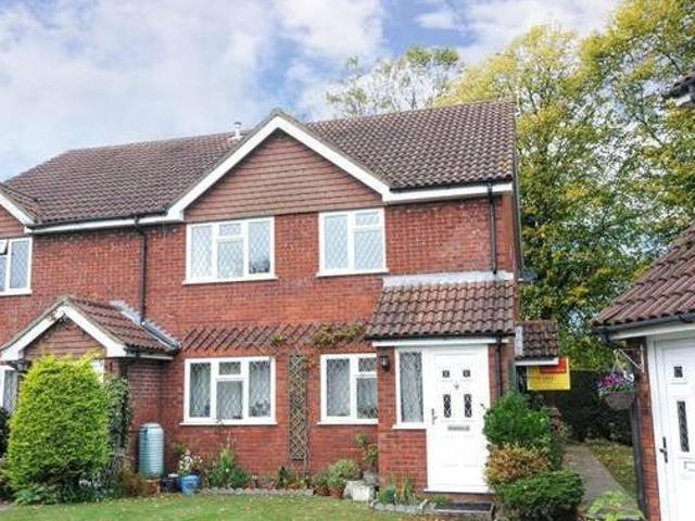 2 bedroom maisonette for sale in Lightwater Surrey GU18