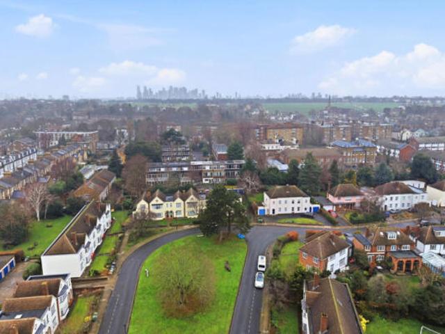 2 bedroom maisonette for sale in Lock Chase, London, SE3
