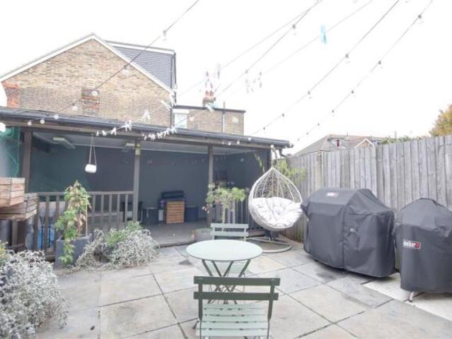 2 bedroom maisonette for sale in Main Avenue, Enfield, EN1