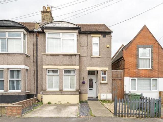 2 bedroom maisonette for sale in Peel Road, South Woodford, E18