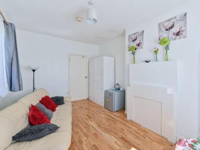 2 bedroom maisonette for sale in Playgreen Way, Beckenham Hill, London, SE6