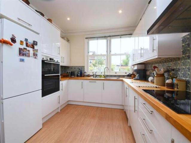 2 bedroom maisonette for sale in Sedgemere Avenue, East Finchley, N2
