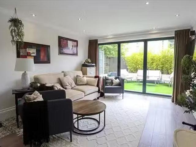2 Bedroom Maisonette For Sale In Station Approach, Whyteleafe.