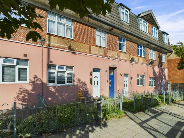 2 bedroom maisonette for sale in Station Parade, Elmers End Road, Beckenham, BR3