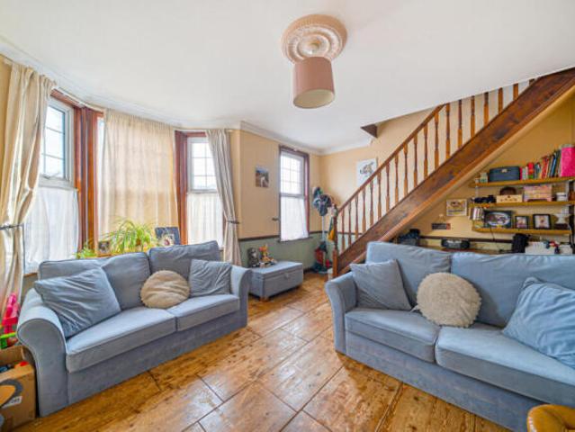 2 bedroom maisonette for sale in Sutton Road, Southend on Sea, Essex, SS2