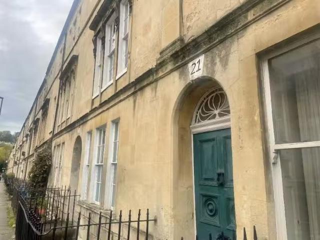 2 bedroom maisonette for rent in 21 Bathwick Street, Bath, Som.