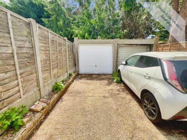 2 bedroom maisonette for rent in Tadburn Green Lords Wood ME5