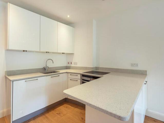 2 bedroom maisonette for rent in Upton Avenue, St Albans Hertfordshire, AL3