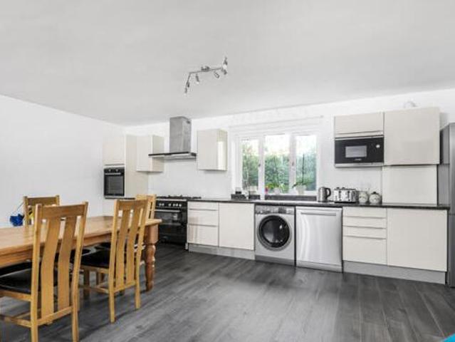 2 Bedroom Maisonette For Rent In Whetstone, London