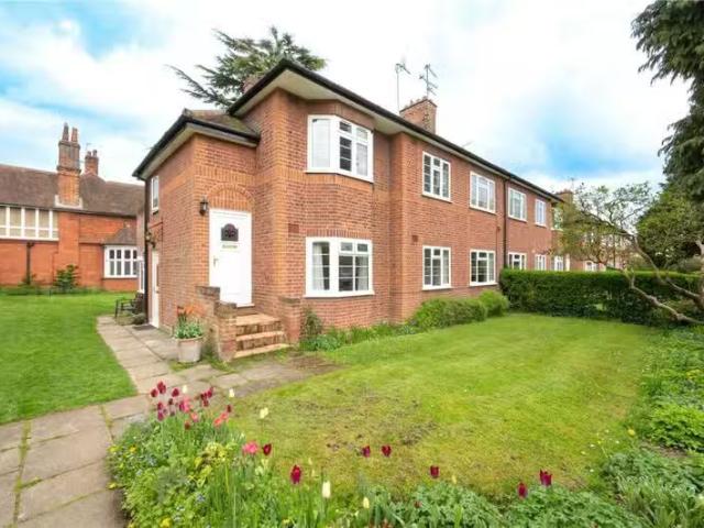 2 bedroom maisonette for rent in Wickwood Court, Woodstock Roa.