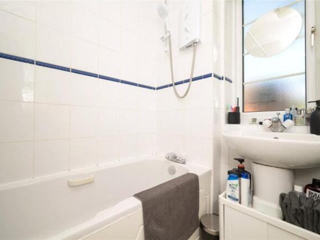 2 bedroom maisonette for rent in Wickwood Court, Woodstock Road North, St. Albans, Hertfordshire, AL1
