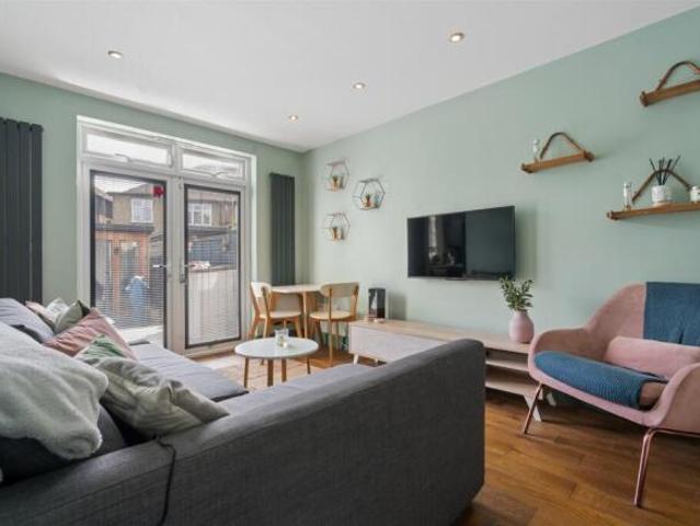 2 bedroom maisonette for rent in Abbott Avenue, Raynes Park, SW20