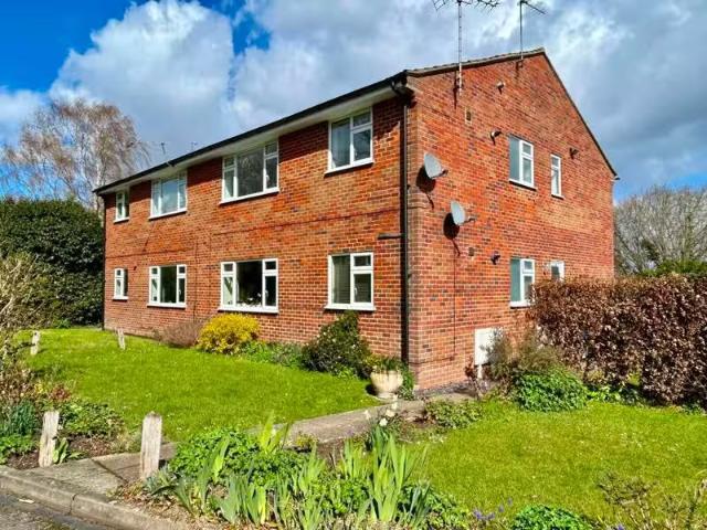 2 bedroom maisonette for rent in Badshot Lea, Farnham, GU9
