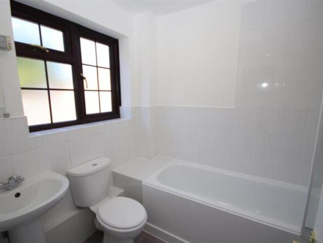 2 bedroom maisonette for rent in Blackmans Close, Dartford, Kent. DA1