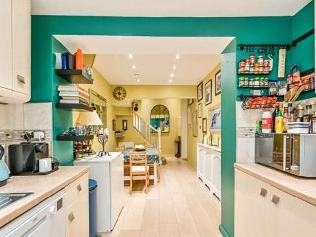 2 Bedroom Maisonette For Rent In Brixton, London