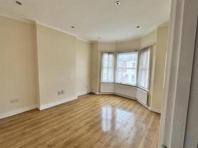 2 bedroom maisonette for rent in Byton Road, Tooting Broadway, SW17