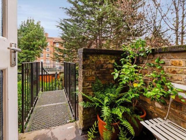 2 bedroom maisonette for rent in Canonbury Road, London, N1