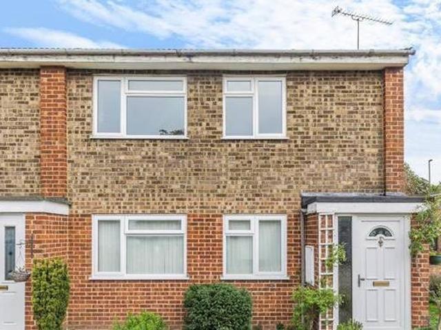 2 bedroom maisonette for rent in Castle Close SunburyOnThames TW16
