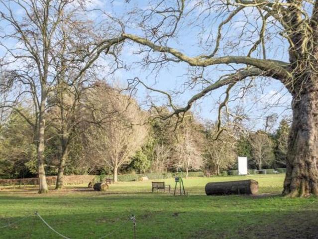 2 bedroom maisonette for rent in Chiswick House & Gardens, Grove Park, W4