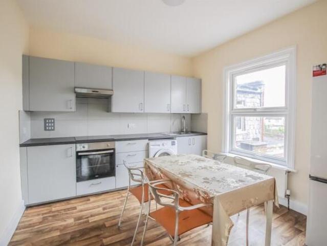 2 bedroom maisonette for rent in Church Road, Hendon, NW4