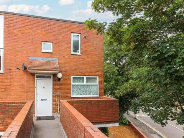 2 bedroom maisonette for rent in Churchfields, London, E18