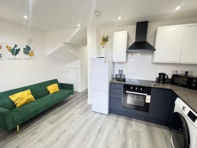 2 bedroom maisonette for rent in Corporation Road Cardiff, CF11