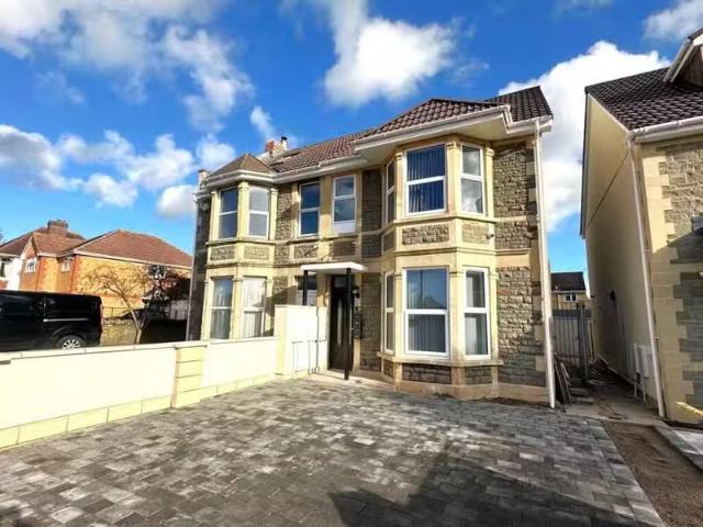 2 bedroom maisonette for rent in Cloverlea Road, Oldland Commo.