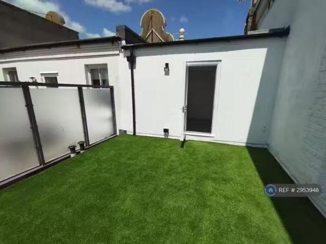 2 bedroom maisonette for rent in Clarence Square, Brighton, BN1
