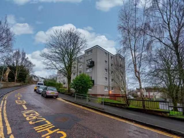 2 bedroom maisonette for rent in Crosslees Court, Thornliebank.