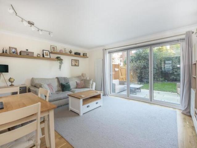 2 bedroom maisonette for rent in Cumberland Close, Twickenham, TW1