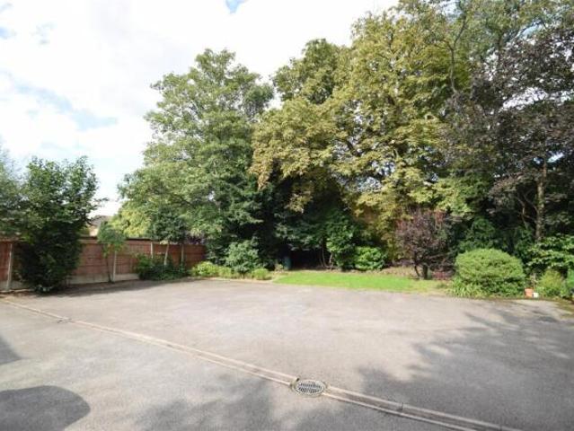 2 bedroom maisonette for rent in Denham Place, Park Avenue, Watford, WD18