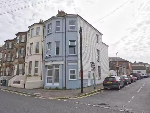 2 bedroom maisonette for rent in Dover Road, Folkestone, Kent.