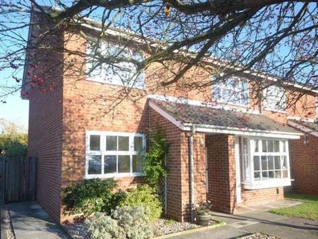 2 bedroom maisonette for rent in Dunbar Drive RG5
