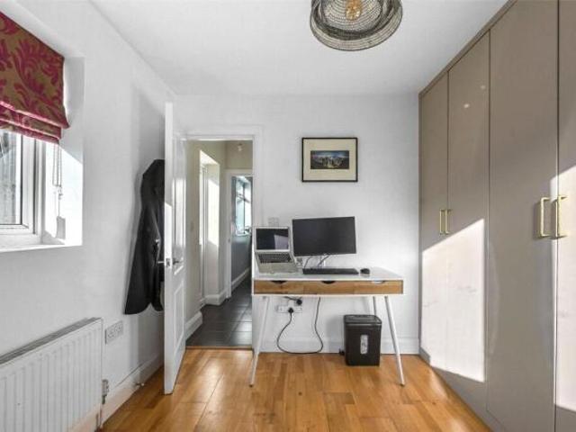 2 bedroom maisonette for rent in Dunlace Road, Hackney, London, E5