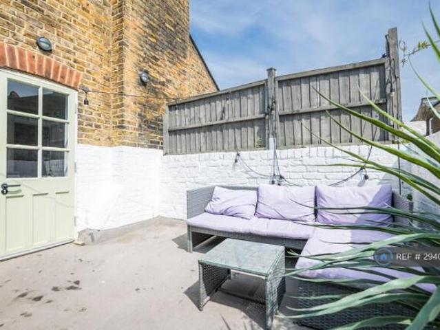 2 bedroom maisonette for rent in Emu Road, London, SW8
