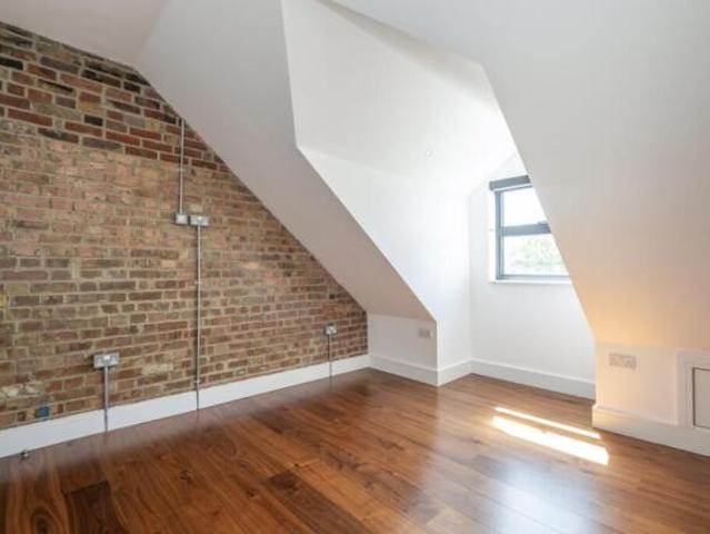2 bedroom maisonette for rent in Garratt Lane London SW17