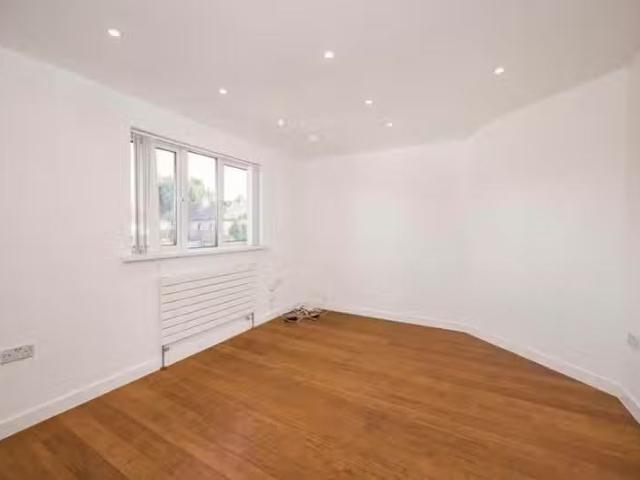 2 bedroom maisonette for rent in Gaysham Avenue, Gants Hill, IG2