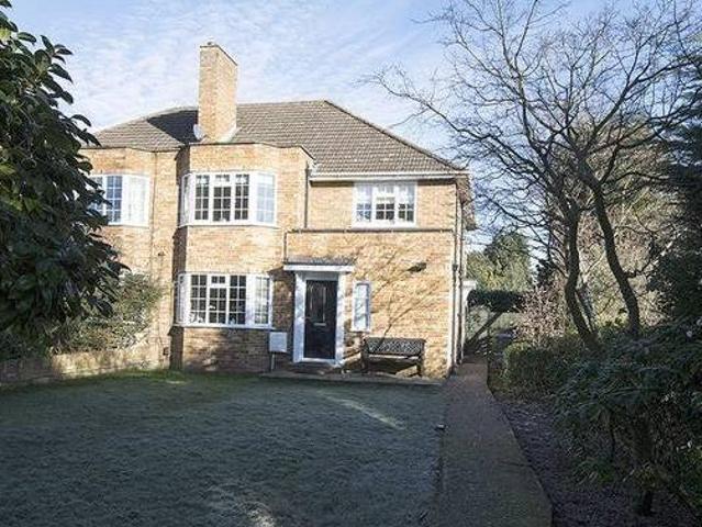 2 bedroom maisonette for rent in Gladsmuir Close WaltonOnThames KT12