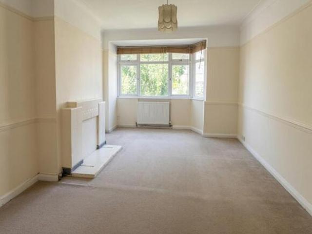2 bedroom maisonette for rent in Grosvenor Road, London, N3