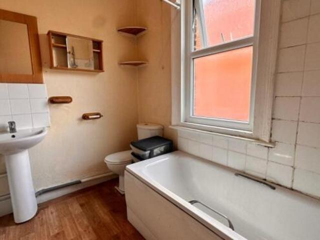 2 bedroom maisonette for rent in Hanworth Road, Feltham, TW13