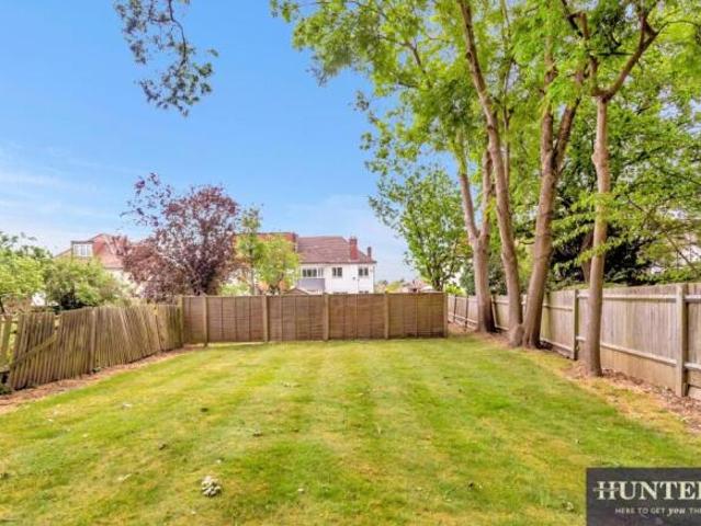 2 bedroom maisonette for rent in Hendon Way, London, NW4