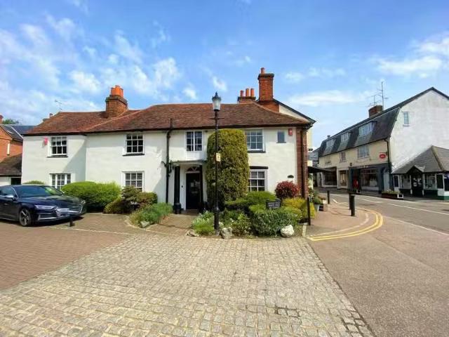 2 bedroom maisonette for rent in High Street, Wewlyn, Hertford.