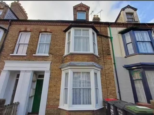 2 bedroom maisonette for rent in High Street, Herne Bay, Kent.