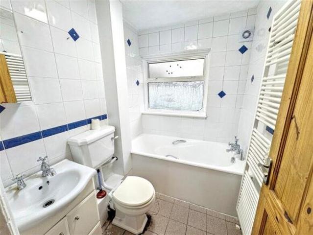 2 bedroom maisonette for rent in Lea Bridge Road, Leyton, E10