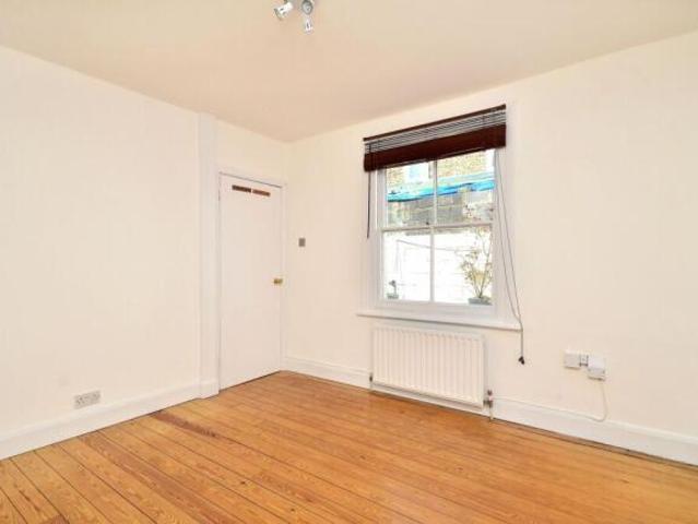 2 bedroom maisonette for rent in Leythe Road, Acton, London, W3