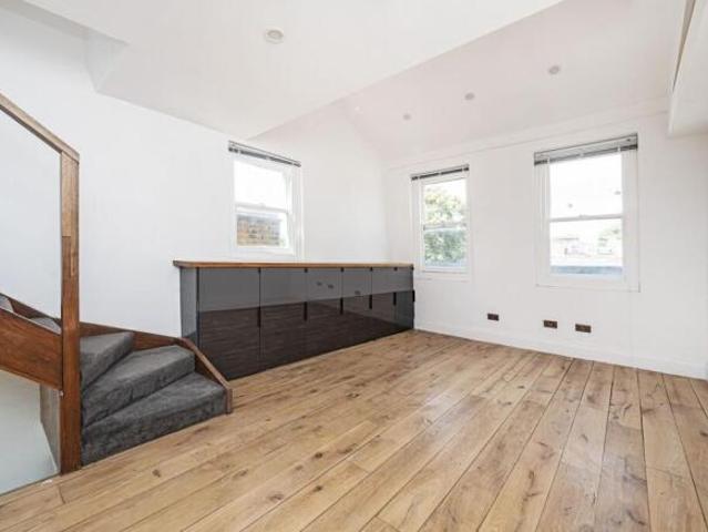 2 bedroom maisonette for rent in Liverpool Road, Islington, London, N1
