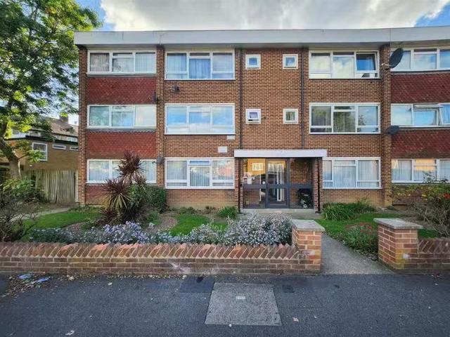 2 bedroom maisonette for rent in Margaret Way, Ilford, IG4