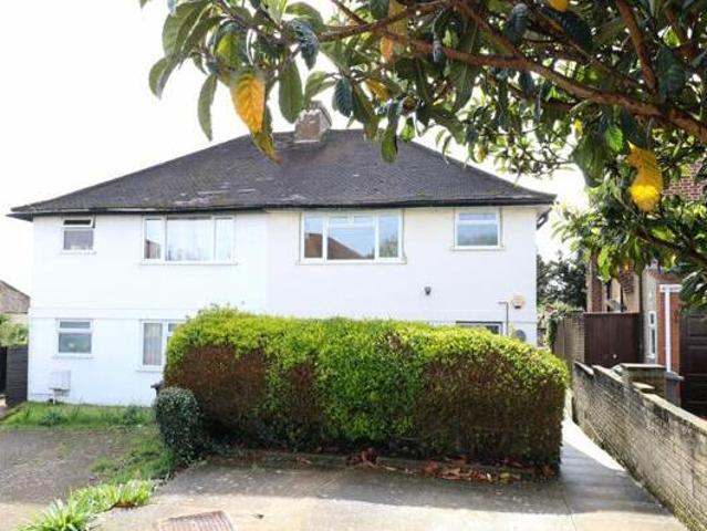 2 Bedroom Maisonette For Rent In Neasden, London